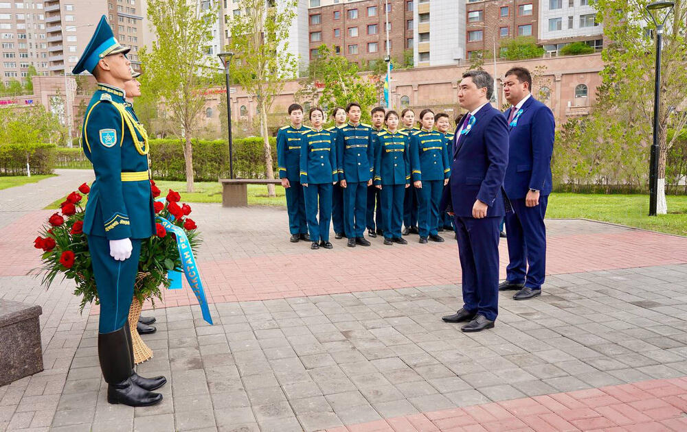 Olzhas Bektenov lays flowers at Halyk Kaharmany Rakhymzhan Koshkarbayev ...